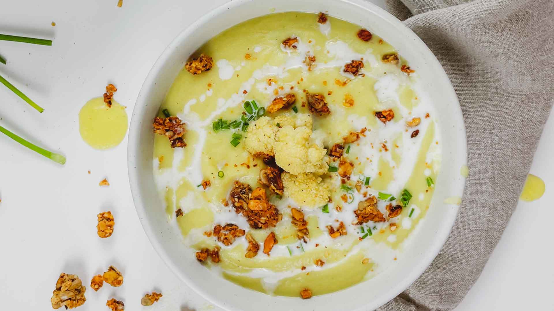 Velouté with cauliflower, coconut curry and granola. | La Fourmi